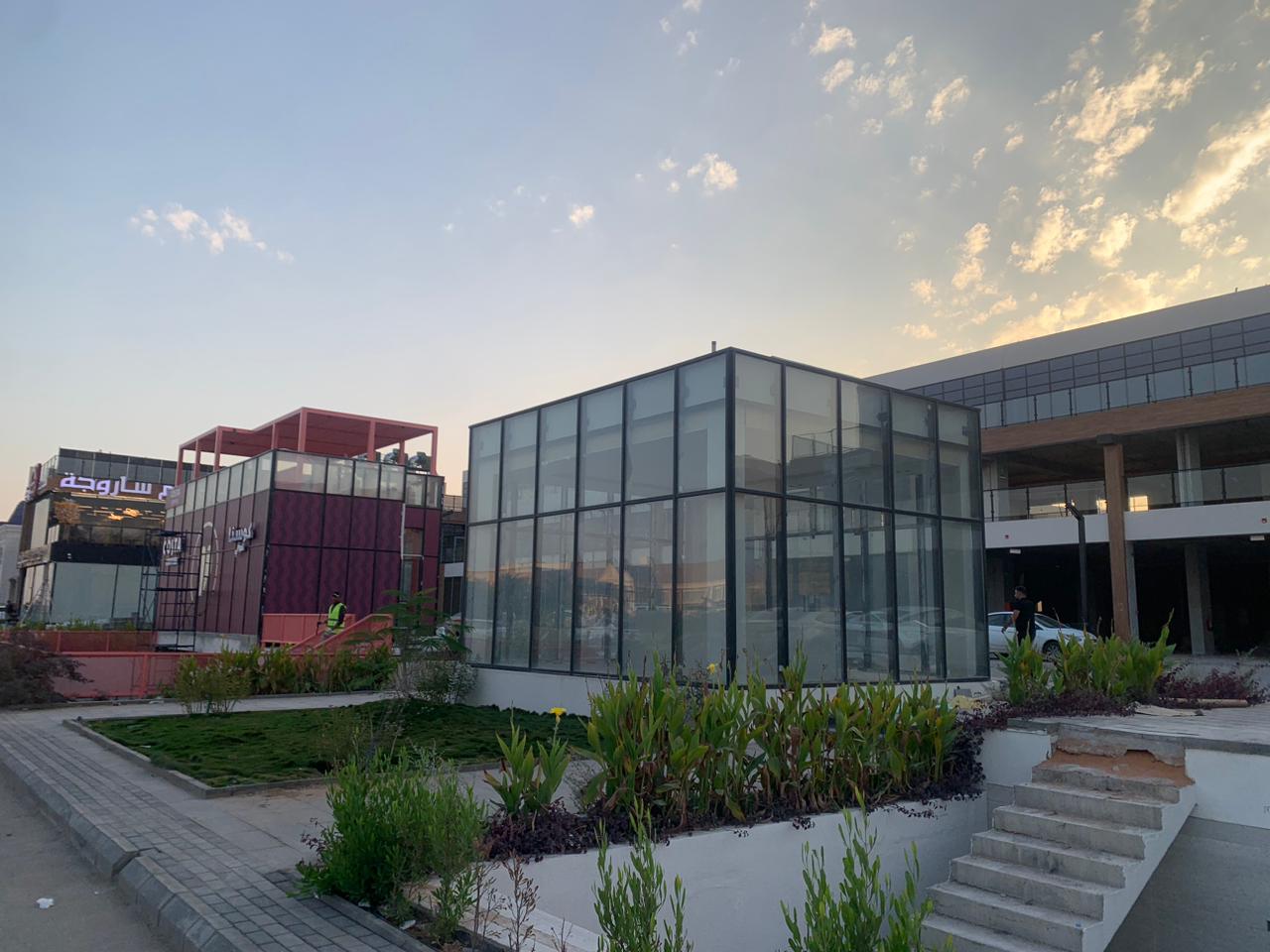 Commercial and office building + restaurants for Abdul Majeed Al-Sayel ...